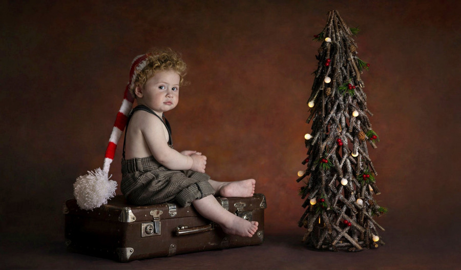 Пазл «Мальчишка и ёлка» из 170 элементов | Собрать онлайн пазл №229233